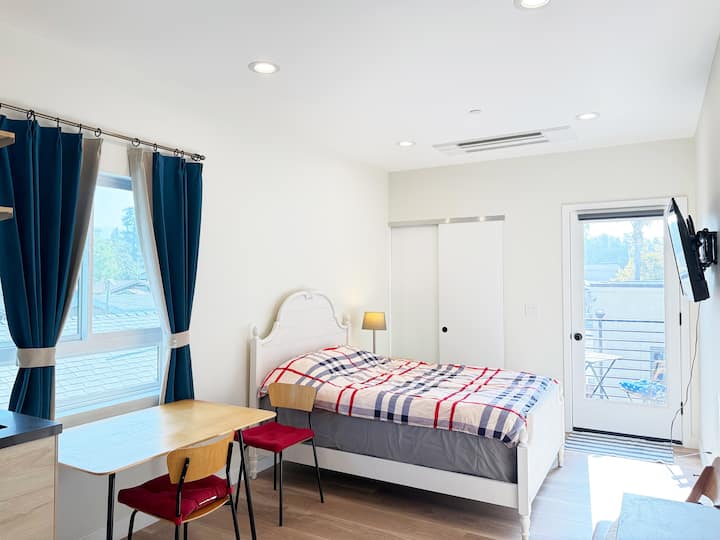 Peaceful "3 Cows" Suite W/ Balcony & Views - Los Angeles, CA