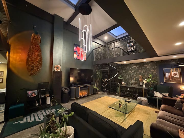 Warehouse Loft L Gallery + Indoor Hot Tub + Cinema - Alameda, CA