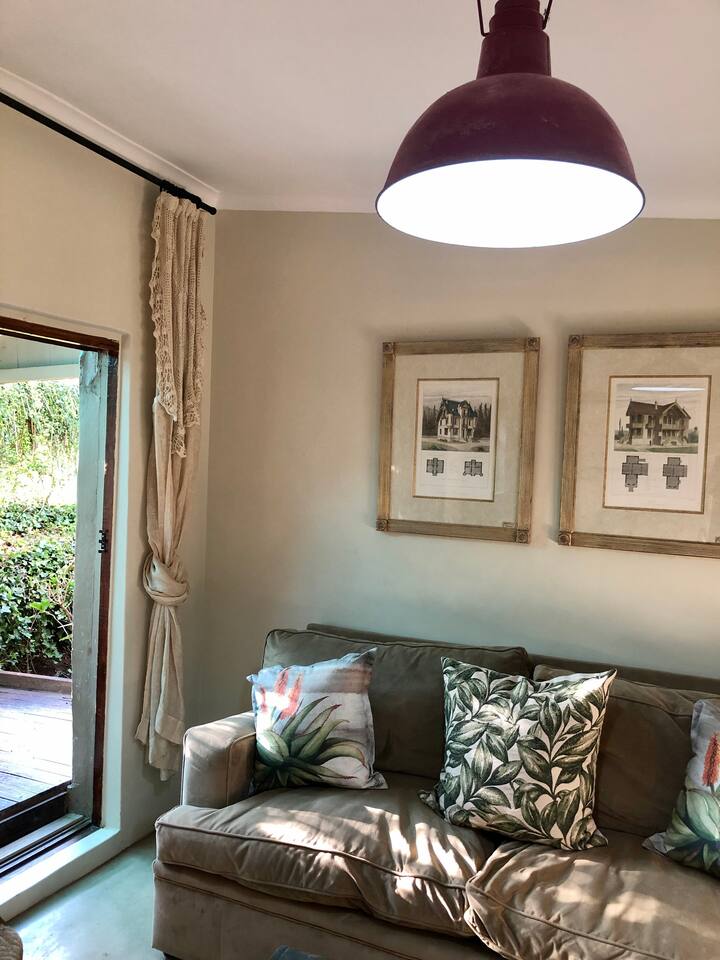 Cottage Open On Court Yard - Johannesburg