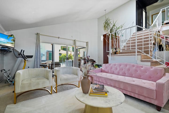 4br Santa Clarita Retreat • Two-story Layout • - Santa Clarita, CA