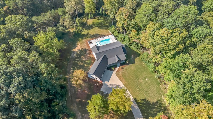 4 Br W/ Pool! 4 Miles To Memorial Stadium! - Bloomington, IN