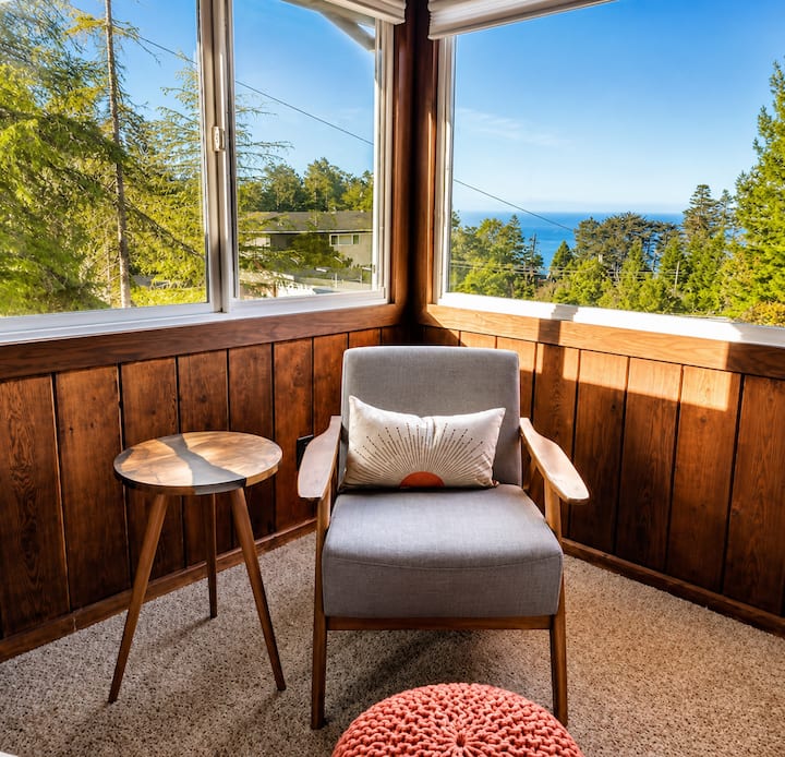 Stunning Ocean Views ! Cozy & Stylish Getaway - Gualala, CA