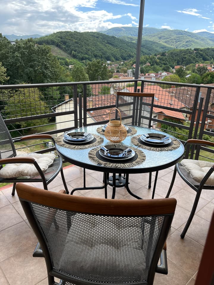 Modern Apartment With Terrace - Trstenik