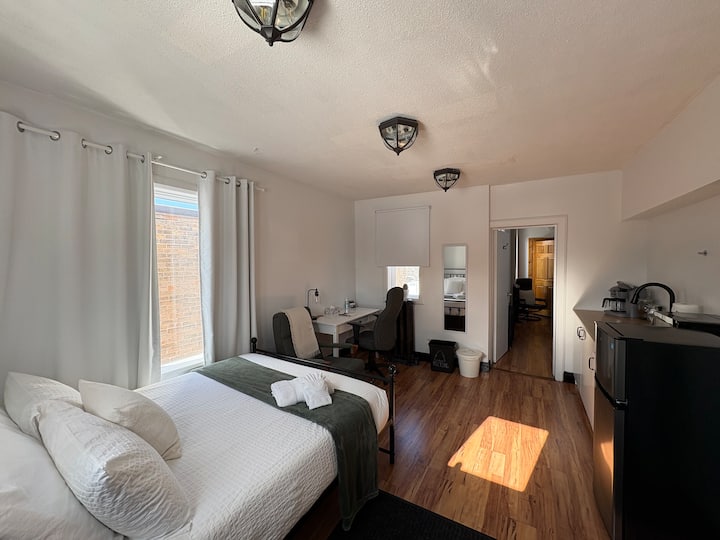 Spacious Queen Suite | Stone House Kenora - Kenora
