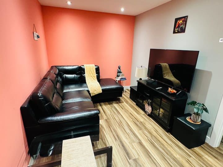 Cozy Basement With Separate Entrance - White City