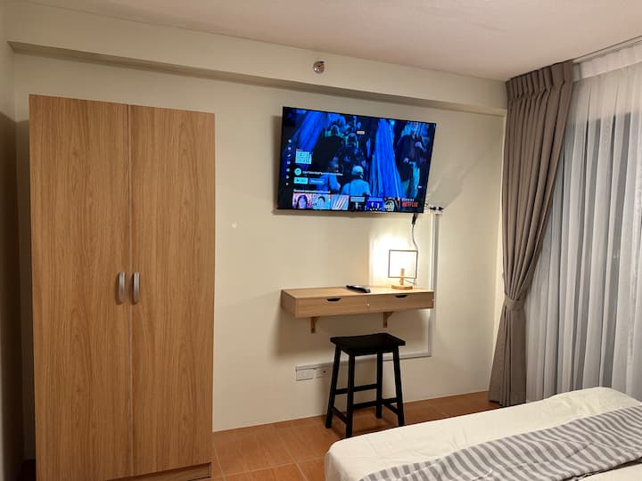 Resort-inspired W/queen Size Bed; 50-inch Smart Tv - Cebu City