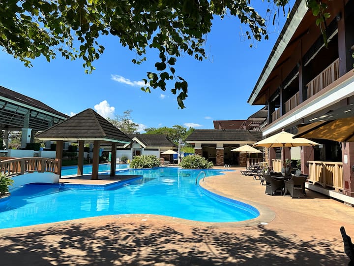 Resort-inspired W/queen Size Bed; 50-inch Smart Tv - Cebu City