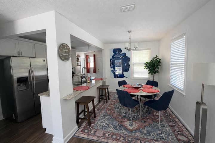 Sunny Riverside Stay • Near Dining • Sleeps 6 - Jacksonville, FL