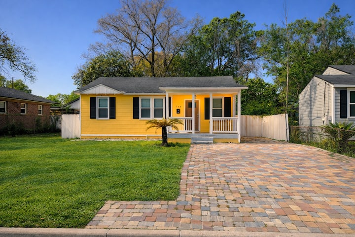 Sunny Riverside Stay • Near Dining • Sleeps 6 - Jacksonville, FL