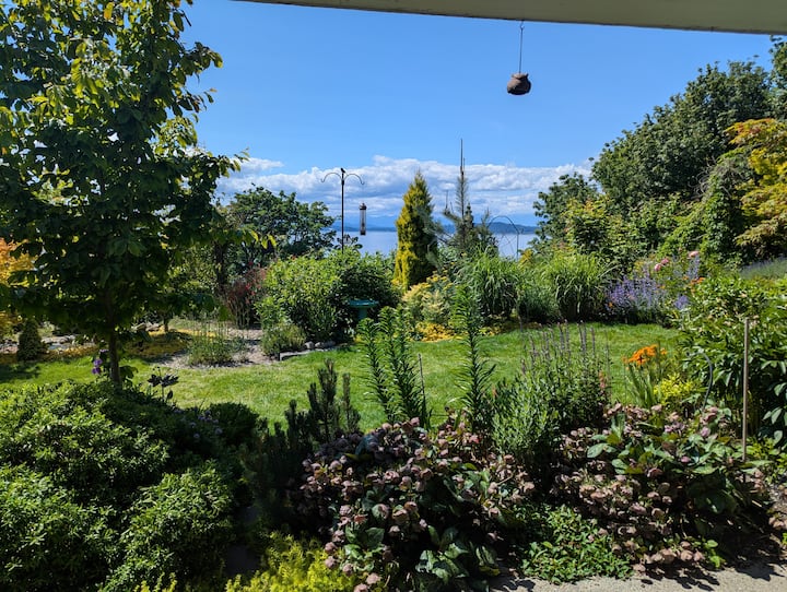 Midcentury Garden Apartment, Gorgeous Water View - Seattle, WA