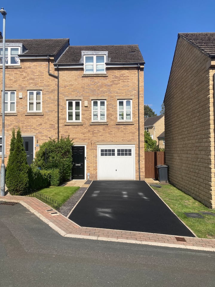 Bright, Modern & Spacious 3-bed Retreat - Bradford