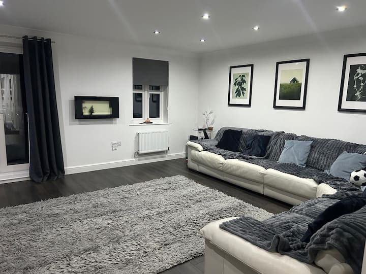 Full Facilities, Large, Modern 3 Bedroom Home - Mirfield