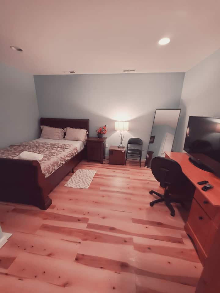 Peaceful Room In A Castle - Frederick, MD