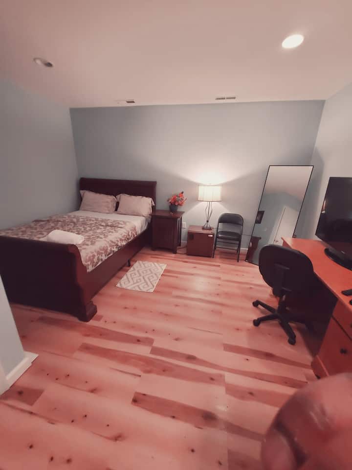 Peaceful Room In A Castle - Frederick, MD