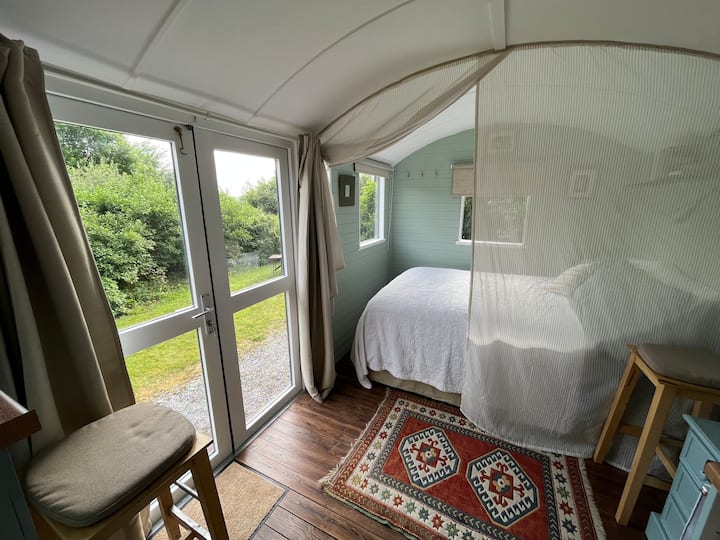 Cosy & Charming Shepherd's Hut & Garden - Kinsale