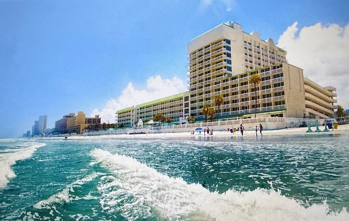 Daytona Beach Spacious One Bedroom Pool Open - Daytona Beach, FL