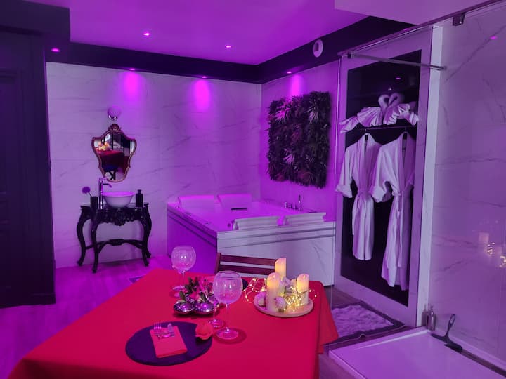 Love Room Jacuzzi & Suite Romantique - Vias