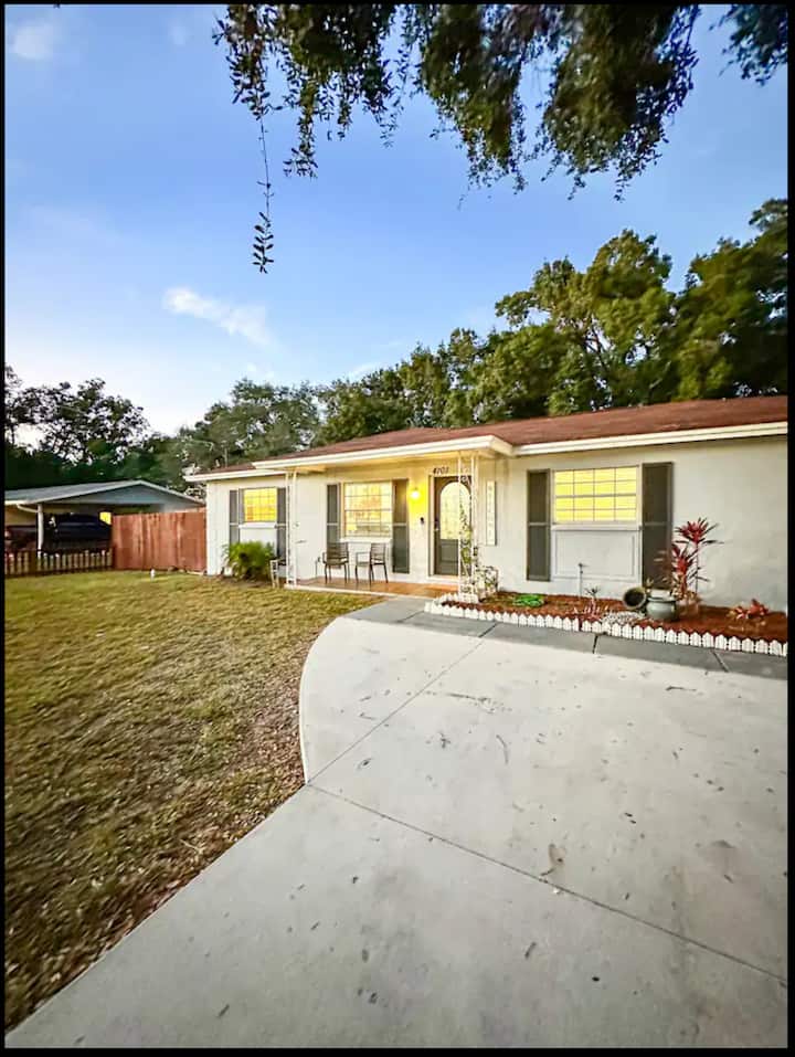 Cozy Airport Home Near Downtown, Malls & Nightlife - Tampa, FL