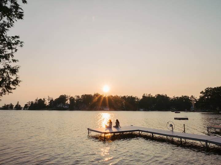 Lakefront Cottage Kawartha Lakes & Waterfront Dock - Rosedale, ON, Canada