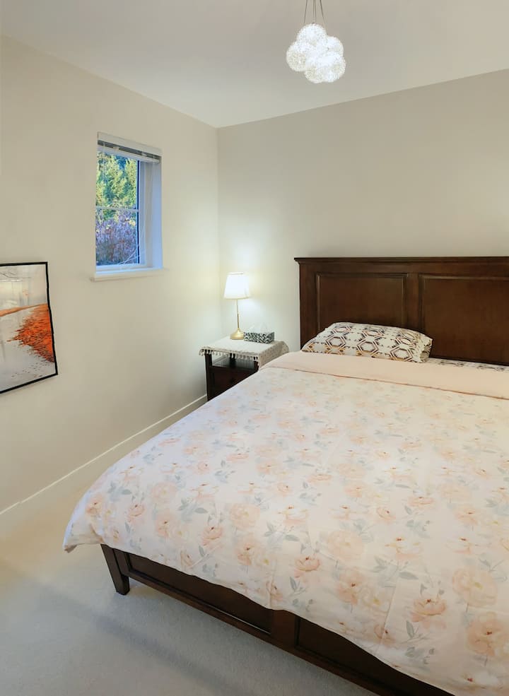 Queen Bed | Clean Quiet Private Nest W Workspace - Cypress Mountain, BC