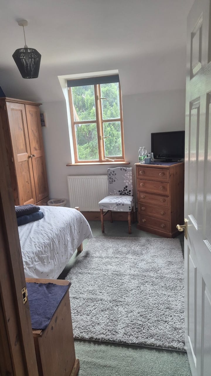 Unique Location In Private Grounds - Cheltenham