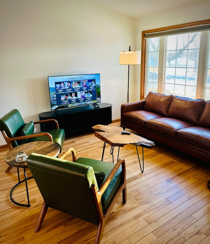 Greenway Retreat 4 Bedroom 2 Bath On The Greenway! - Minnesota