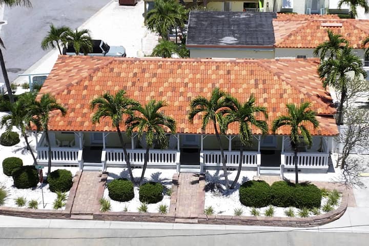 Easy Walk To Beach & Shopping. Heated Pool. Patio! - Madeira Beach, FL