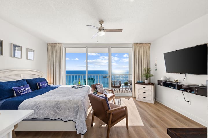 Beachfront Studio | King Bed | Free Beach Service - Panama City Beach, FL