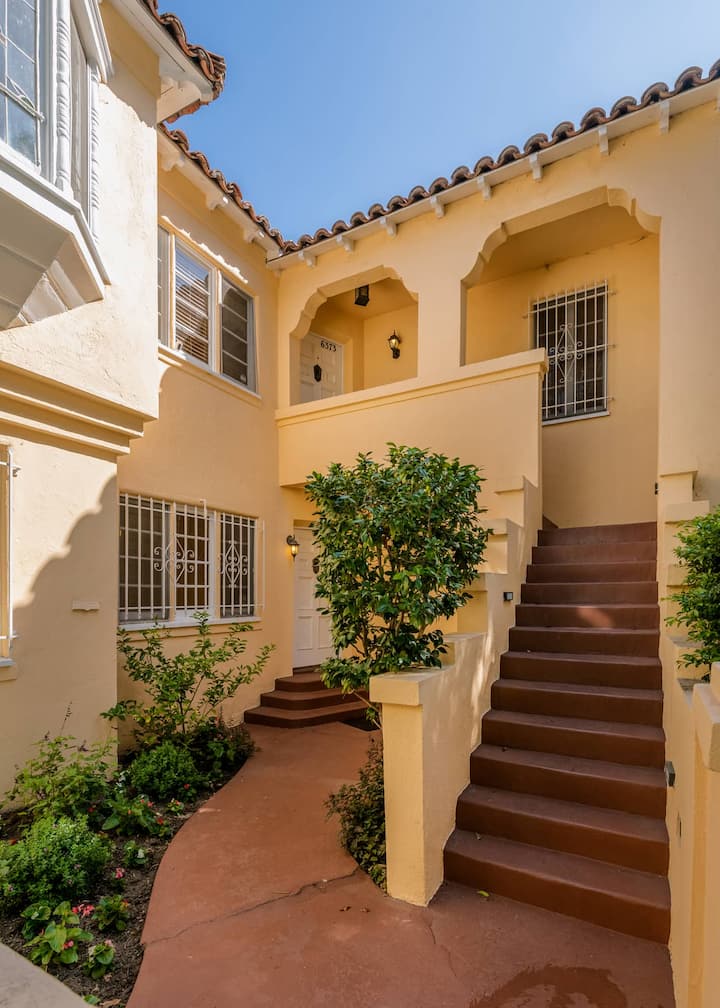 Vintage Hollywood Oasis - Bonus Gaming - West Hollywood, CA
