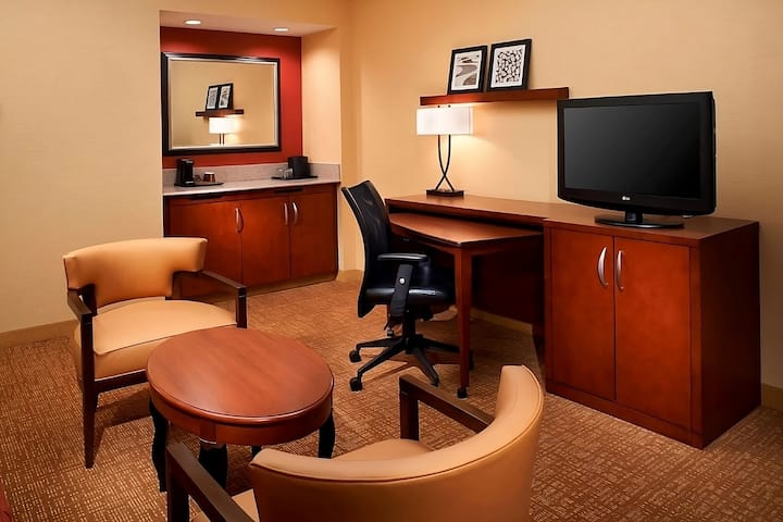 Spacious 1br Suite! Indoor Pool, Pet-friendly! - Rochester Hills, MI