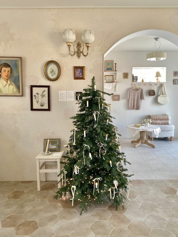 “부산항 파노라마뷰 & 빈티지 유럽 감성 숙소 | 영도, 빌라 드 보나흐” - Busan