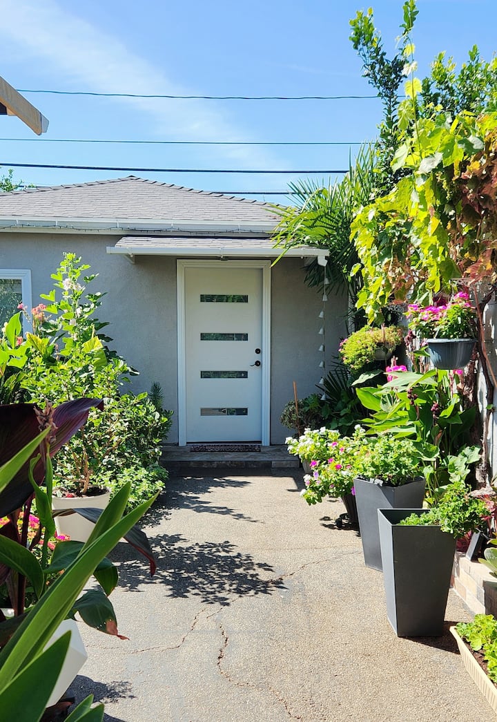 Beautiful Guesthouse With A Private Patio - Burbank, CA