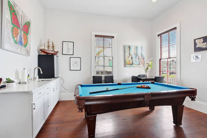 Bywater Pool Hall- Grand Living Room Yard & 9 Beds - Chalmette, LA