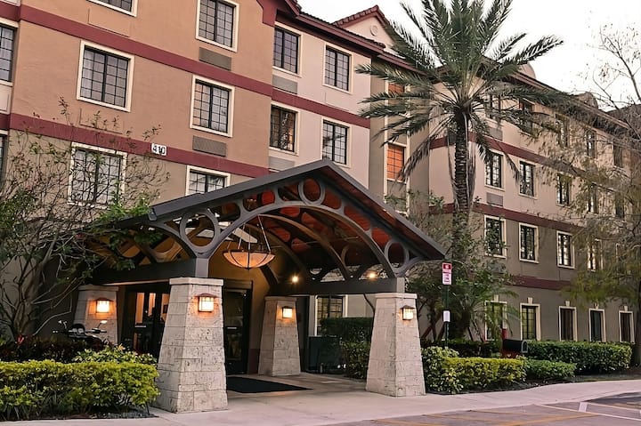 2 Spacious Suites, Outdoor Pool, Free Breakfast - Plantation, FL