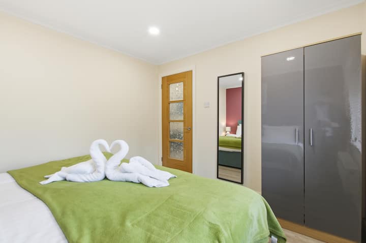 Delightful 2bdr, Sleeps 4, Contractor Stays, Wi-fi - Aéroport de Londres Heathrow (LHR)