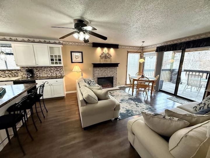 1 Step Up 2/2 Lakefront Condo | Pools + Amenities - Sunrise Beach, MO