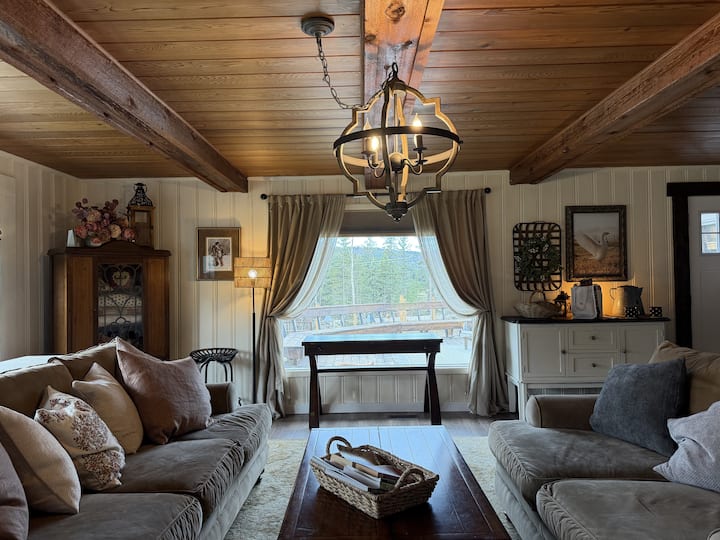 Rustic Cottage Style Farmhouse On Hobby Farm - Alberta