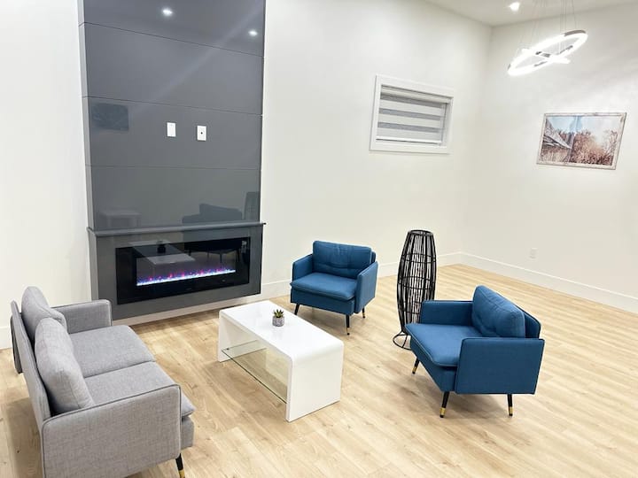 Modern Home Near Skytrain - Burnaby