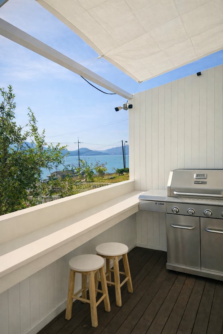 Beach House - Peaceful Place With Hot Tub And Bbq - 남해군