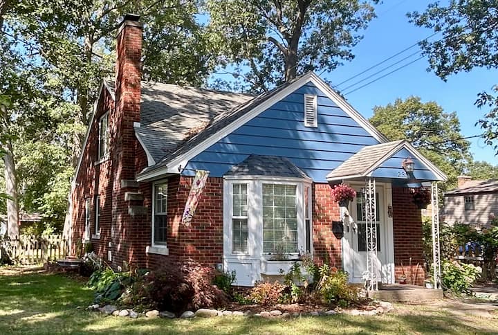 Vintage Bungalow In Historic Glenside Neighborhood - Muskegon, MI