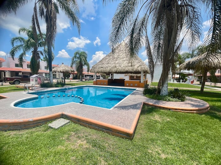 Casa En Fraccionamiento Privado Con Alberca - Salamanca
