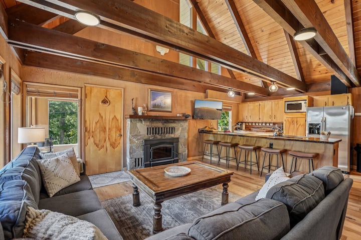 Chalet Camp Creek - Central Location W/ Hot Tub! - Government Camp, OR