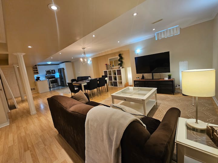 Private Suite Near Toronto, Full Kitchen + Parking - 미시소거