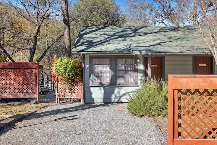 Twin Oak Romantic Cabin~3 Min To Sequoia Natl Park - Three Rivers, CA