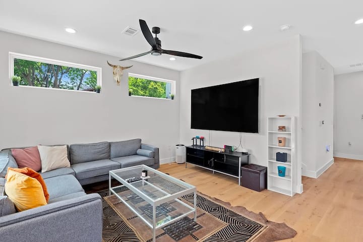 Modern 3-level Home Near Ut & Dt W/ 2 Patios - Austin, TX