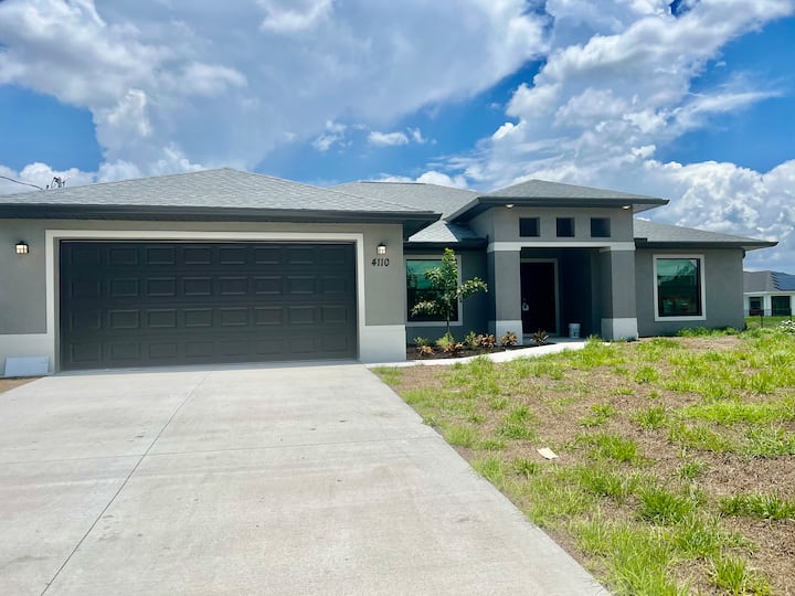 Stylish Brand New Home | 10min From Airport - Lehigh Acres, FL