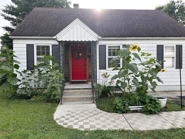 Checkers: Vintage + Modern Charm - Muncie, IN