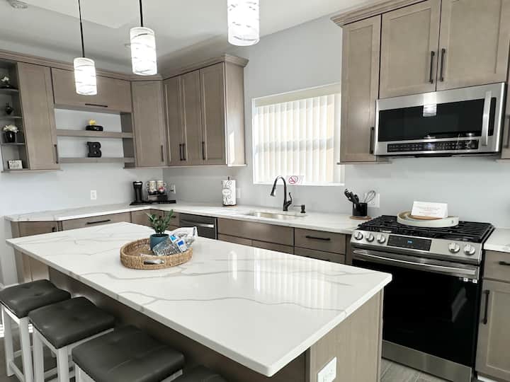 3br Home W/ Free Driveway Parking | Near Chicago - Chicago