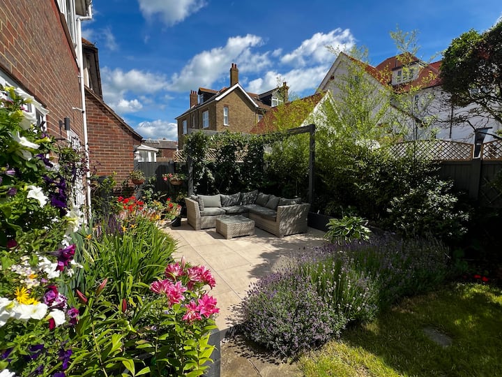 3-bed House By The Sea W. Garden & Free Parking - Deal