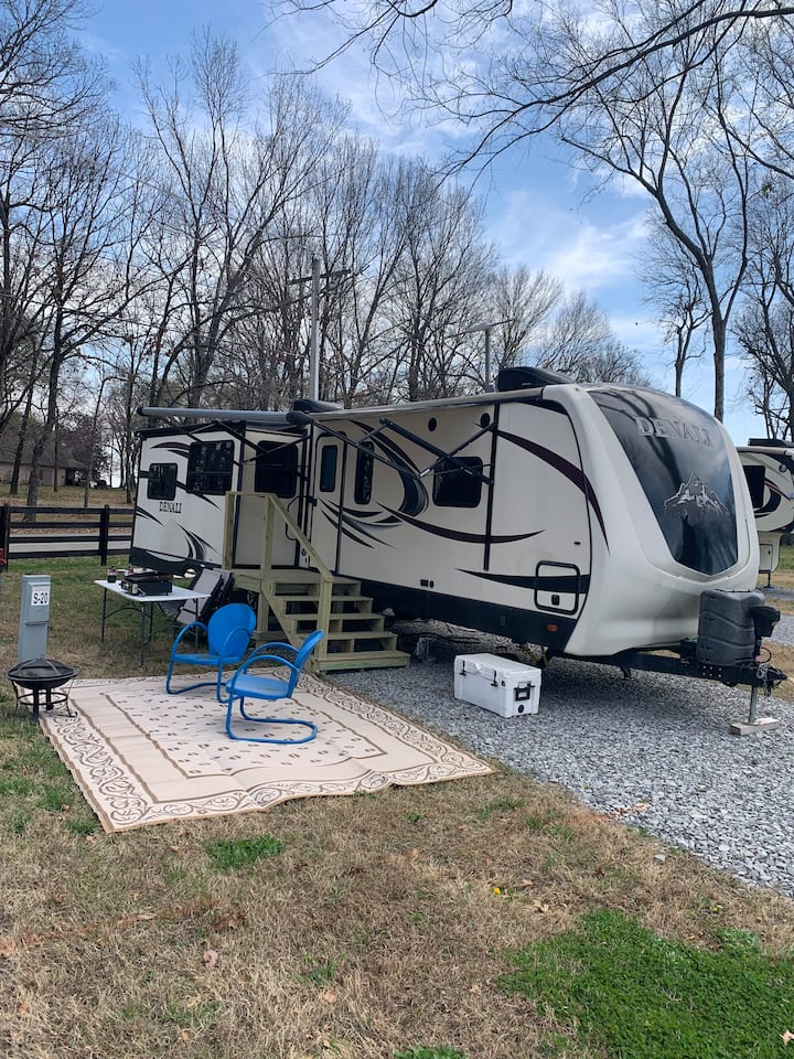 Camper/rv 
@ 
The Park On Whiskey Road,
Langley - 디즈니